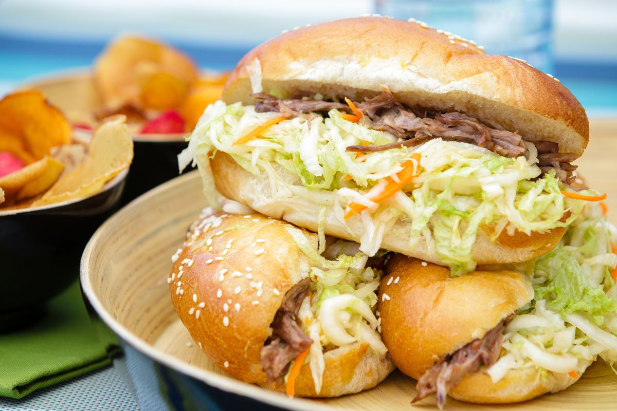 Guédille au canard confit et salade de chou napa - Le Canard Goulu